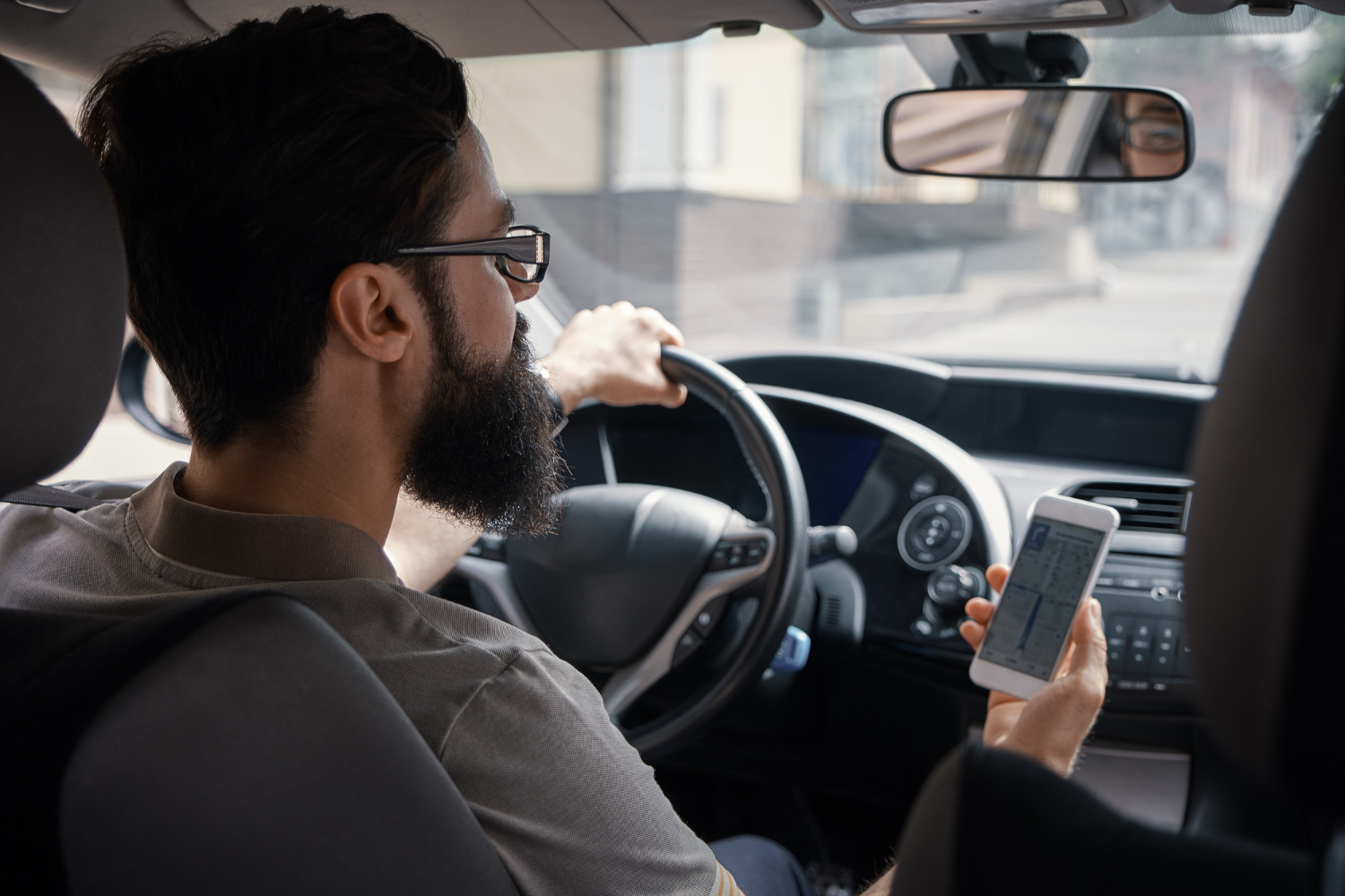 Vale a pena rodar de Uber com carro alugado? Saiba a verdade